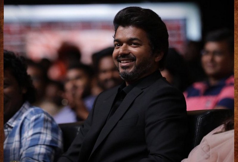 சிலர் வணங்குவார் சிலர் கல்லெறிவார் நாம் போய்க்கொண்டே இருப்போம் ...